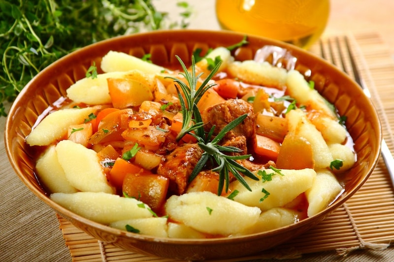 Gulasz z kopytkami - wieprzowy, domowy, węgierski | Przepisy.pl